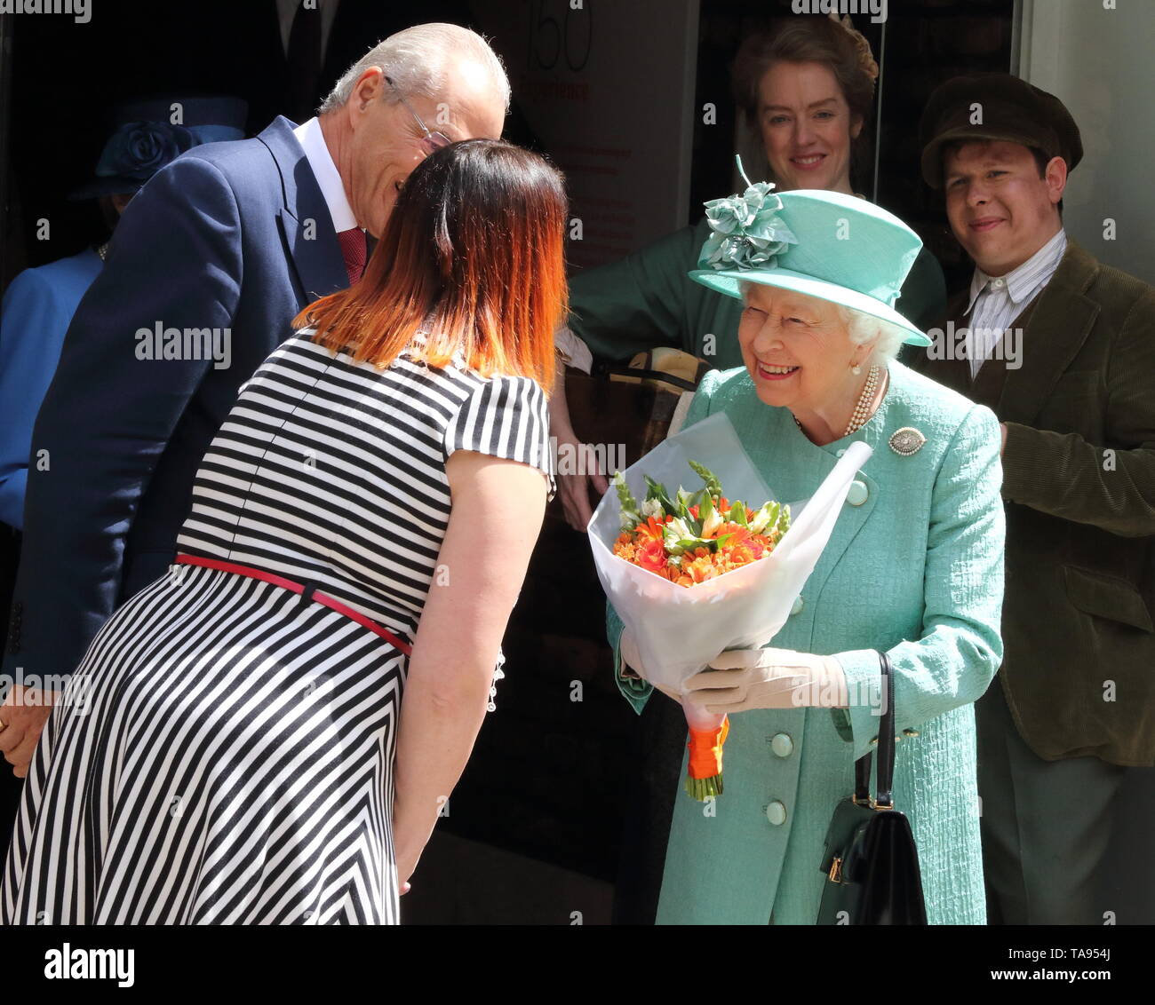 Queen elizabeth ii receives flowers hi-res stock photography and images ...