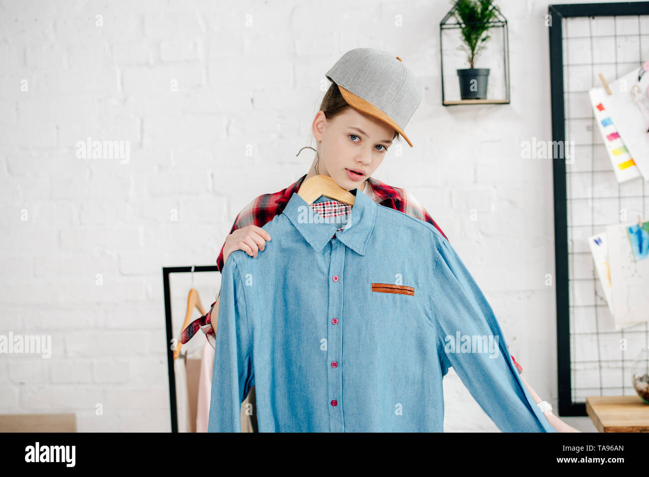 Kid with cap hi-res stock photography and images - Alamy