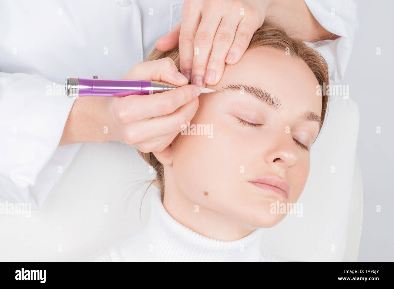 Microblading eyebrows. Cosmetologist making permanent makeup ...