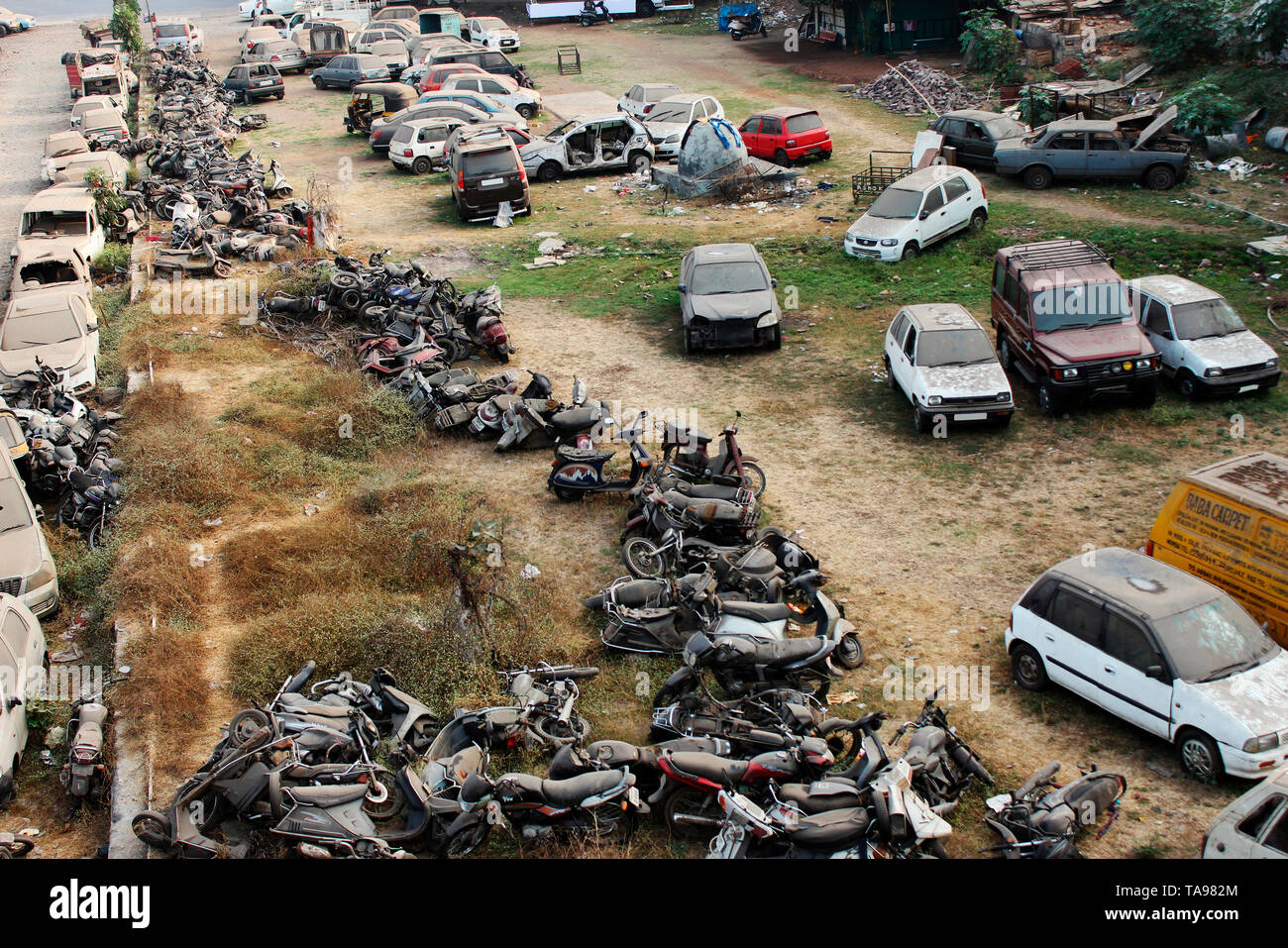 Car scrap india hi-res stock photography and images - Alamy