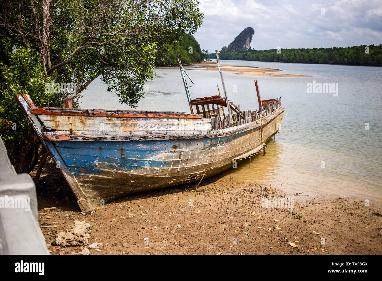Long boat on the bank of the Krabi River Stock Photo - Alamy