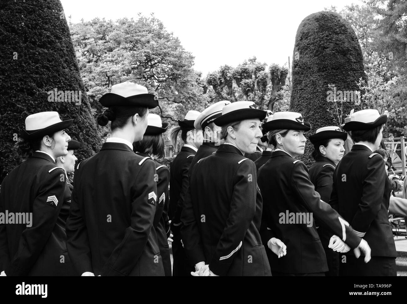 Female soldiers silhouette hi-res stock photography and images - Alamy