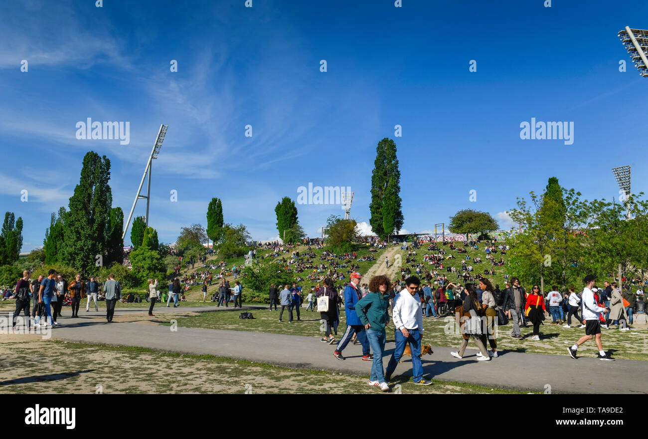 People in the wall park, Prenzlauer mountain, Pankow, Berlin, Germany ...