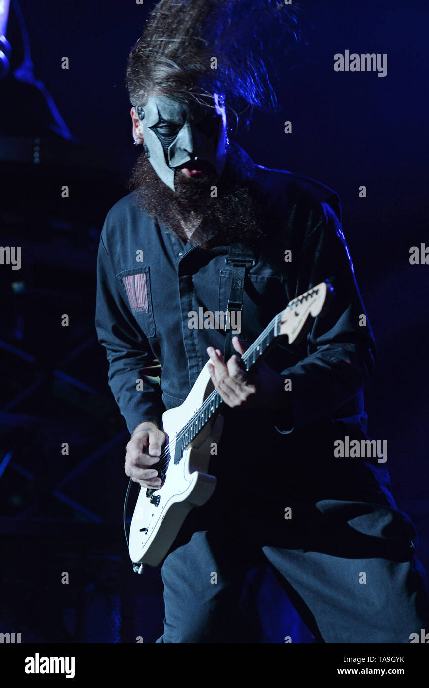 WEST PALM BEACH, FL - JULY 24: Jim Root of Slipknot performs at The ...