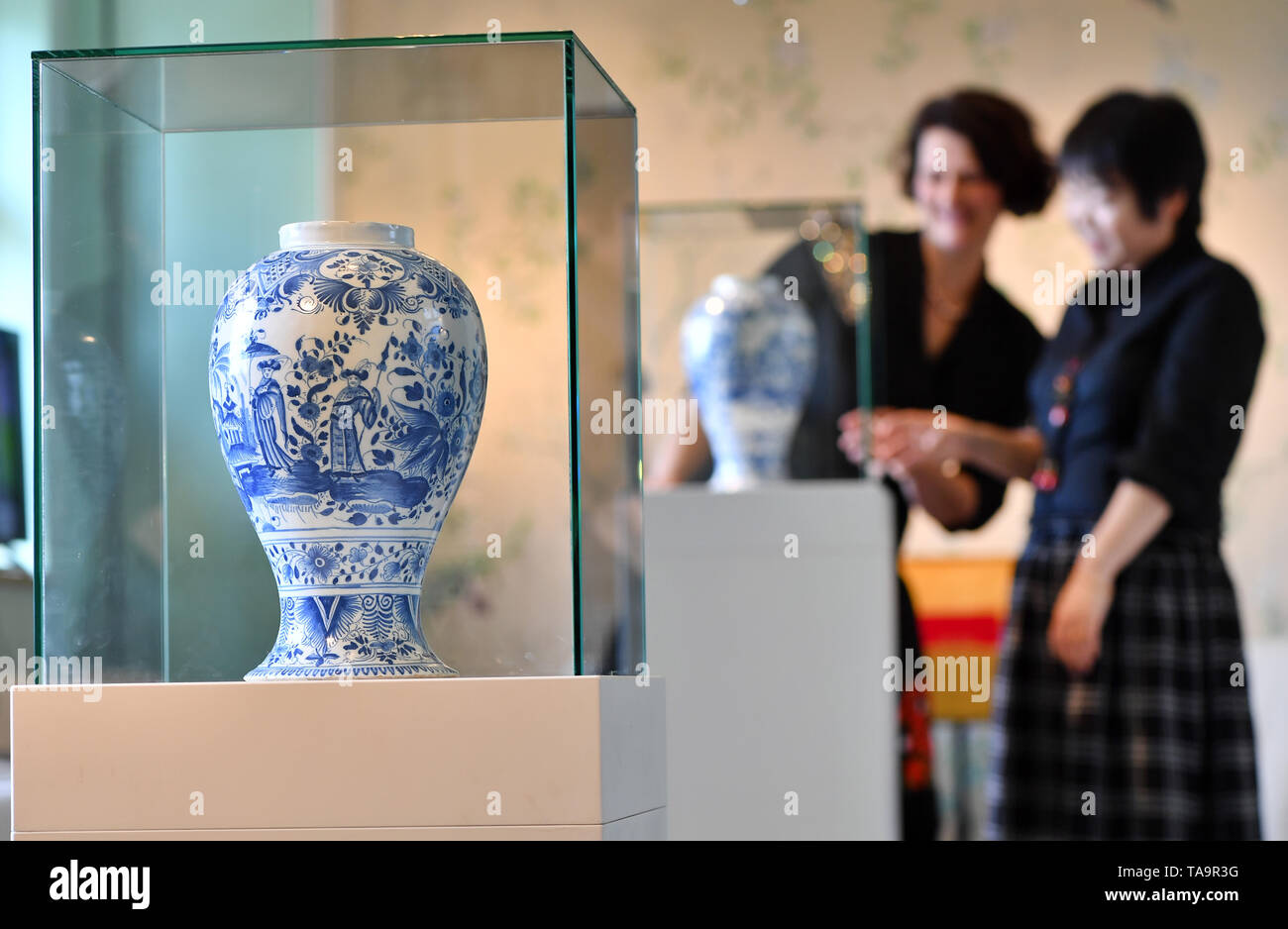 23 May 2019, Thuringia, Seitenroda: Bin Fu (r), a Chinese woman living ...