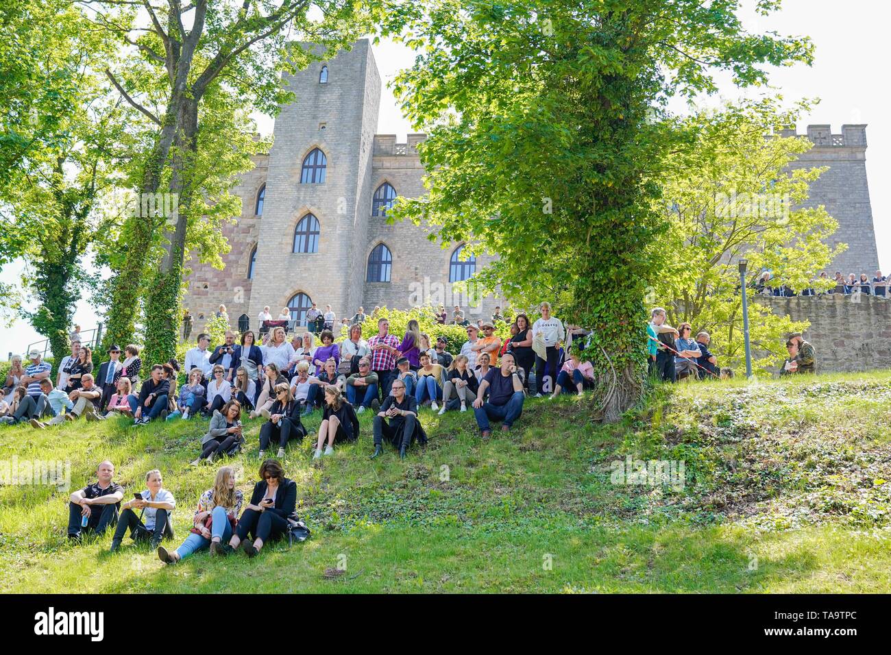 Neustadt, Germany. 23rd May, 2019. Spectators follow the solemn vow at ...
