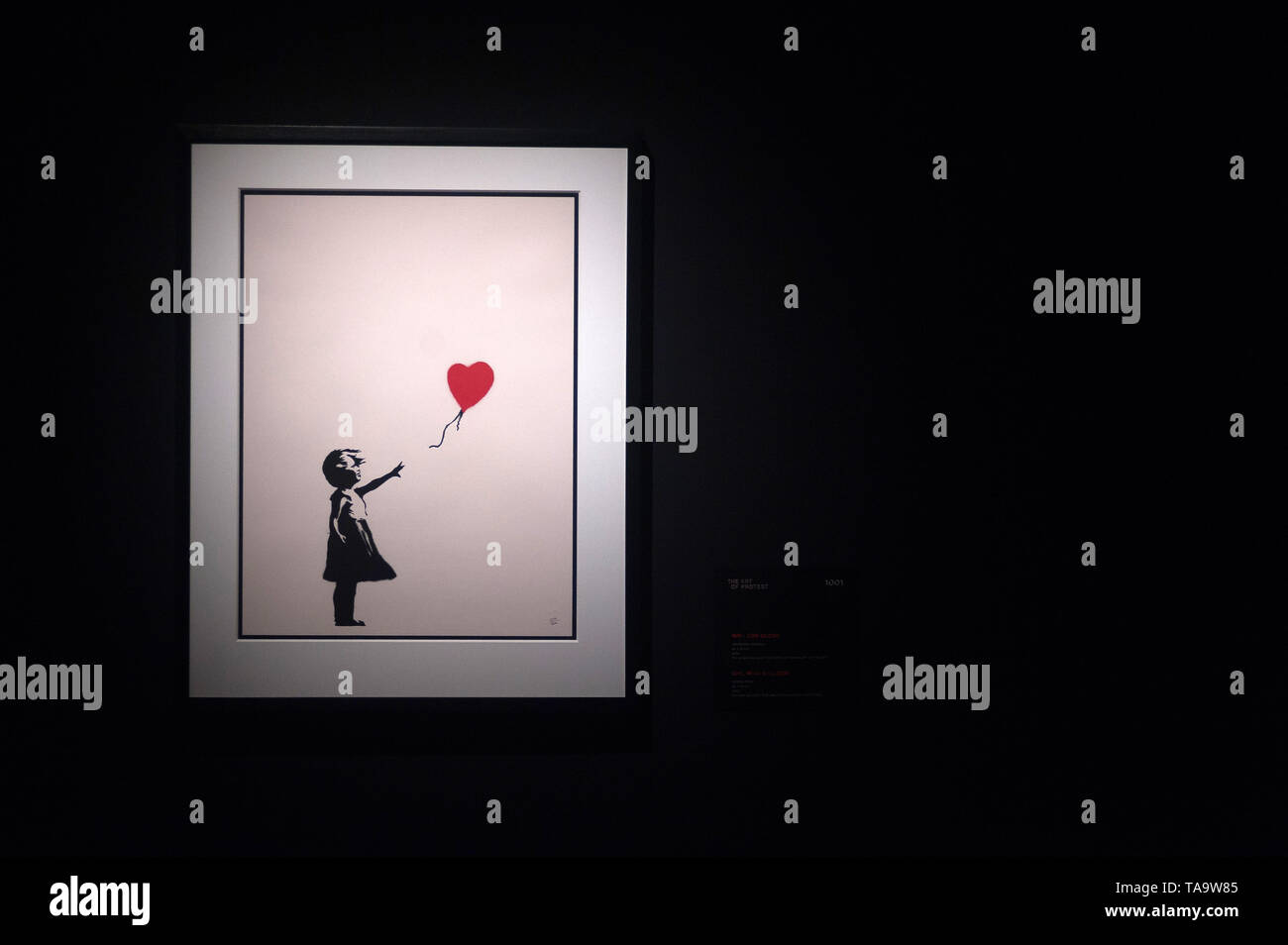 Bansky girl with balloon hi-res stock photography and images - Alamy