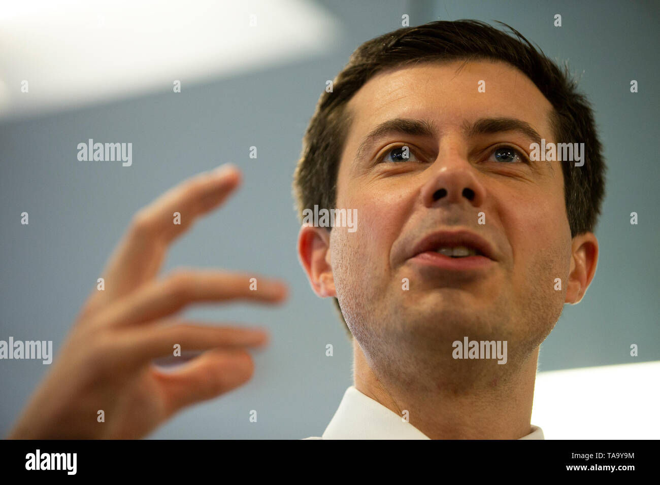 Mayor Pete Buttigieg meets with leaders of the Jewish community at a ...