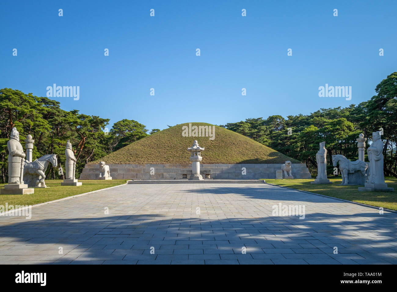 Korean king hi-res stock photography and images - Alamy