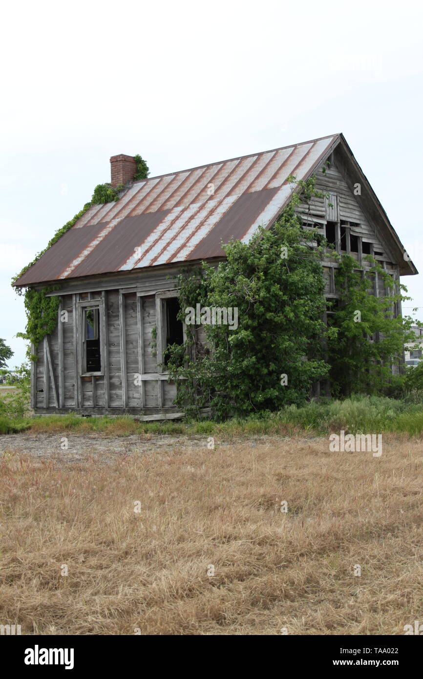 Rusted tin roof hi-res stock photography and images - Alamy