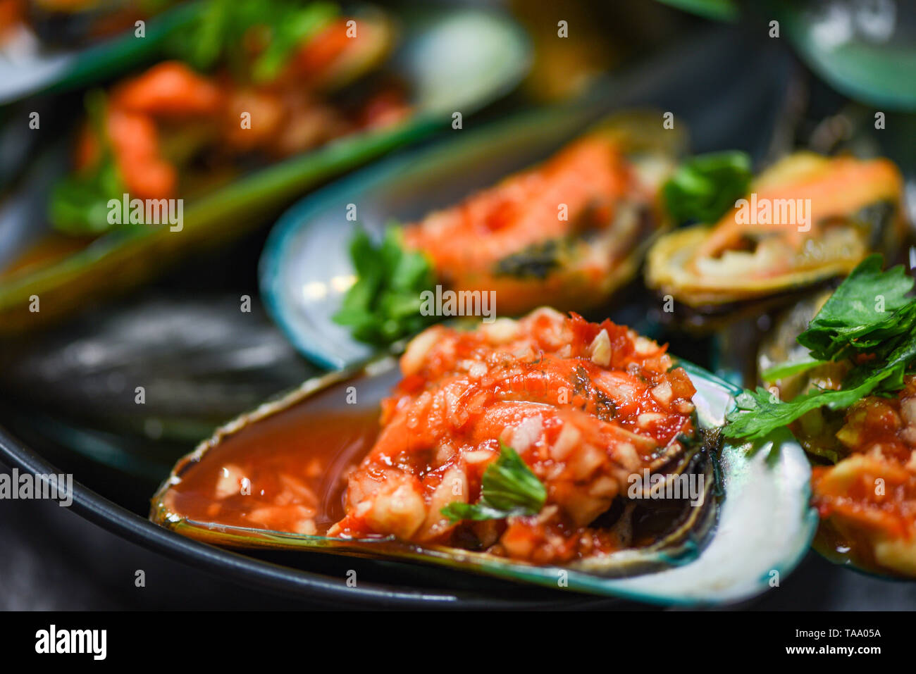Mussel cooking pan seafood plate with Shellfish mussels shell ocean ...