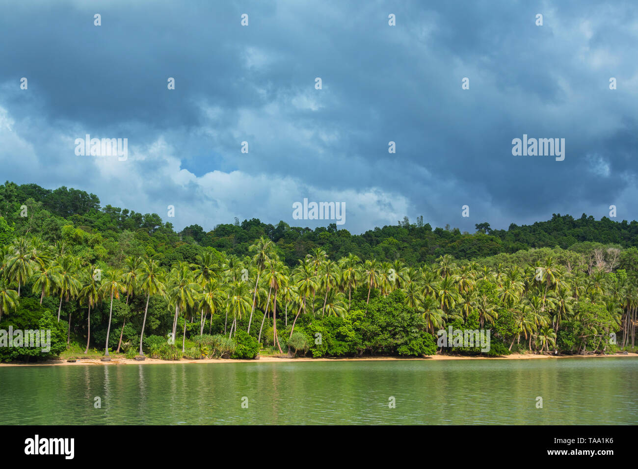 Amazing scenic view of sea bay and mountain islands, Palawan ...