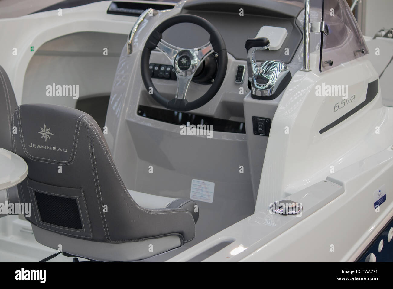 Steering and dashboard of luxury speed boat Stock Photo - Alamy