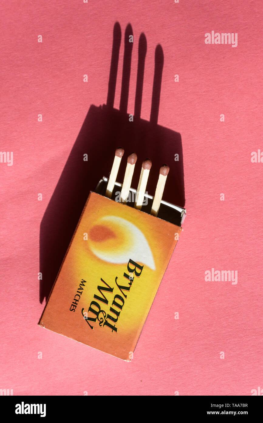 An issue box of matches hi-res stock photography and images - Alamy