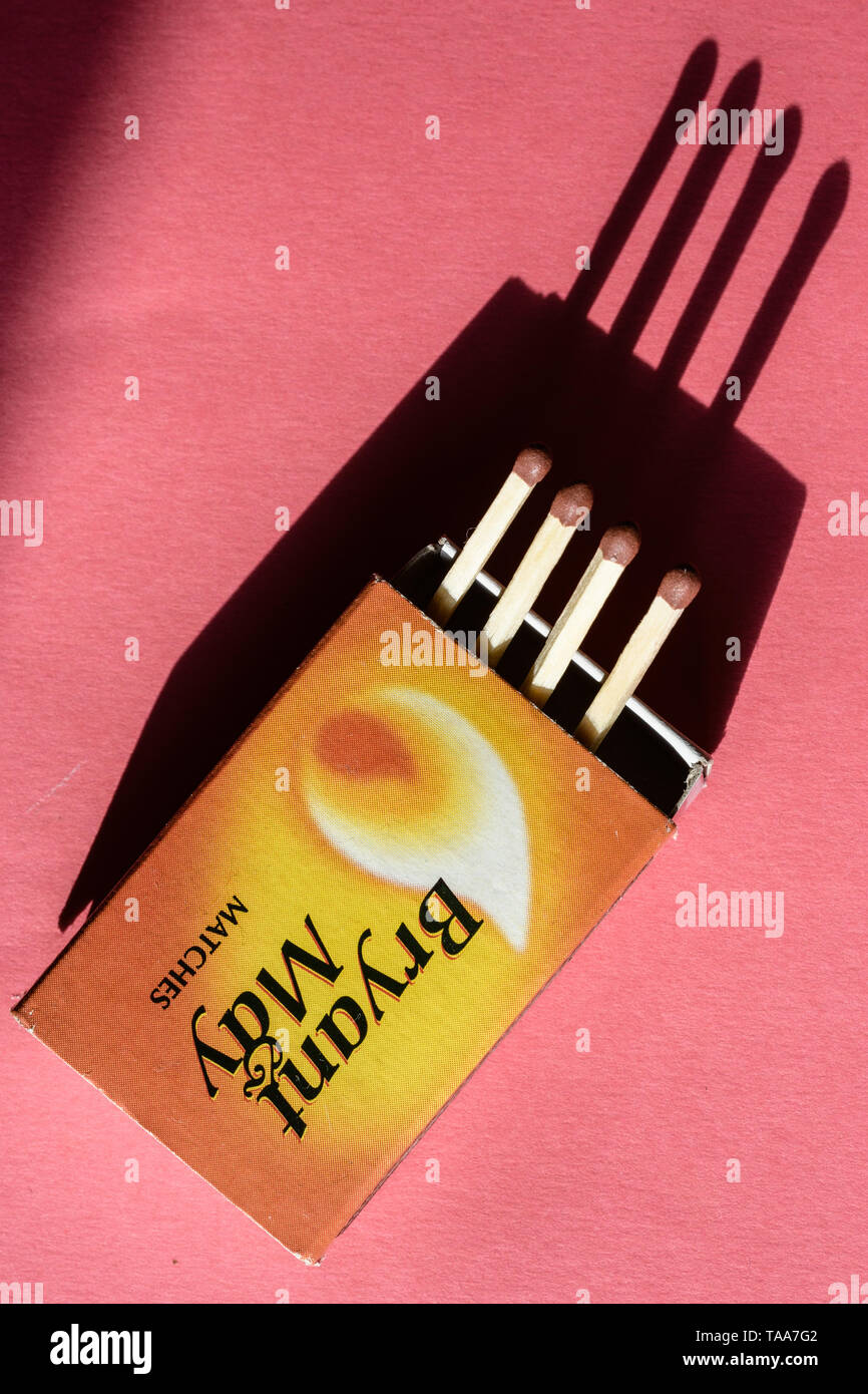 An issue box of matches hi-res stock photography and images - Alamy