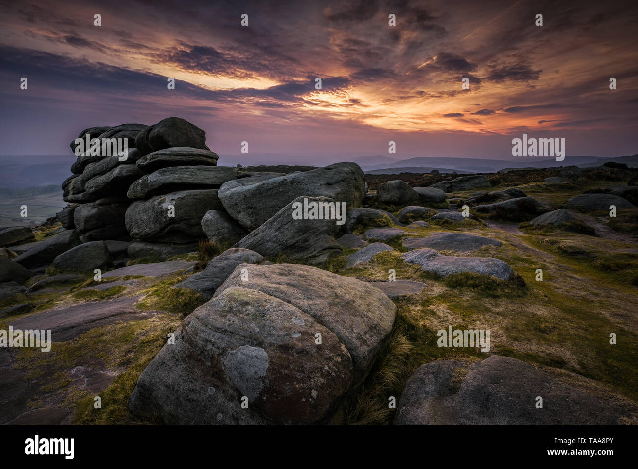 Sunset at the Higger Tor rock formations, Peak District National Park ...