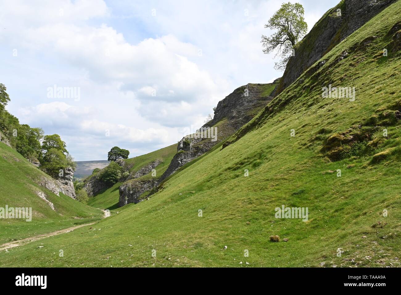 Limestone Way, a rough path leading 26 miles from Castleton to Matlock ...