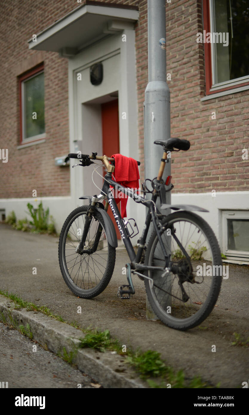 Parked red bike hi-res stock photography and images - Alamy