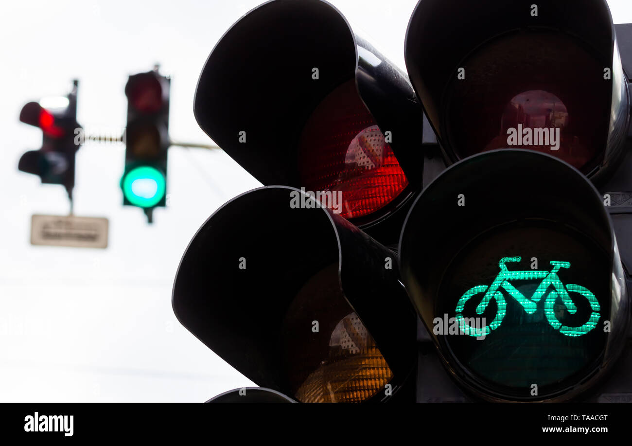 Traffic lights cyclists red light hi-res stock photography and images ...