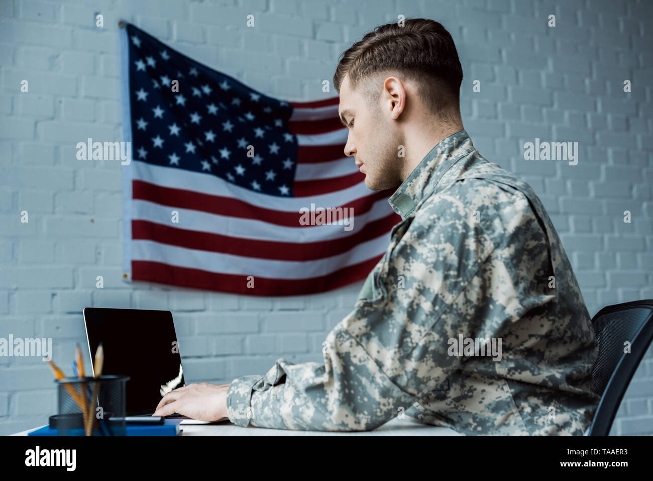 Soldier computer screen hi-res stock photography and images - Alamy