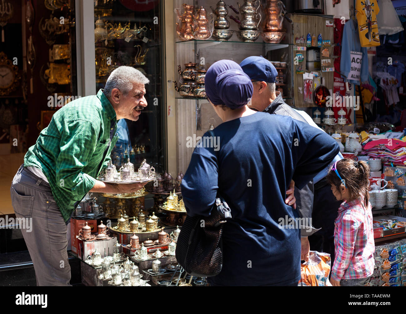 Istanbul bazaar buyer seller hi-res stock photography and images - Alamy