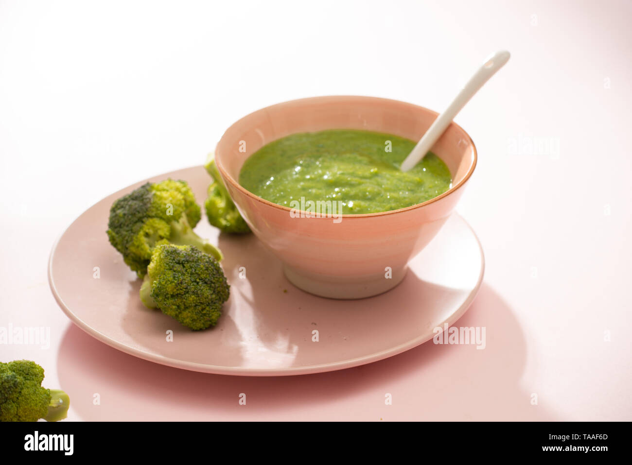 Homemade vegetable baby food. Broccoli puree for baby Stock Photo - Alamy