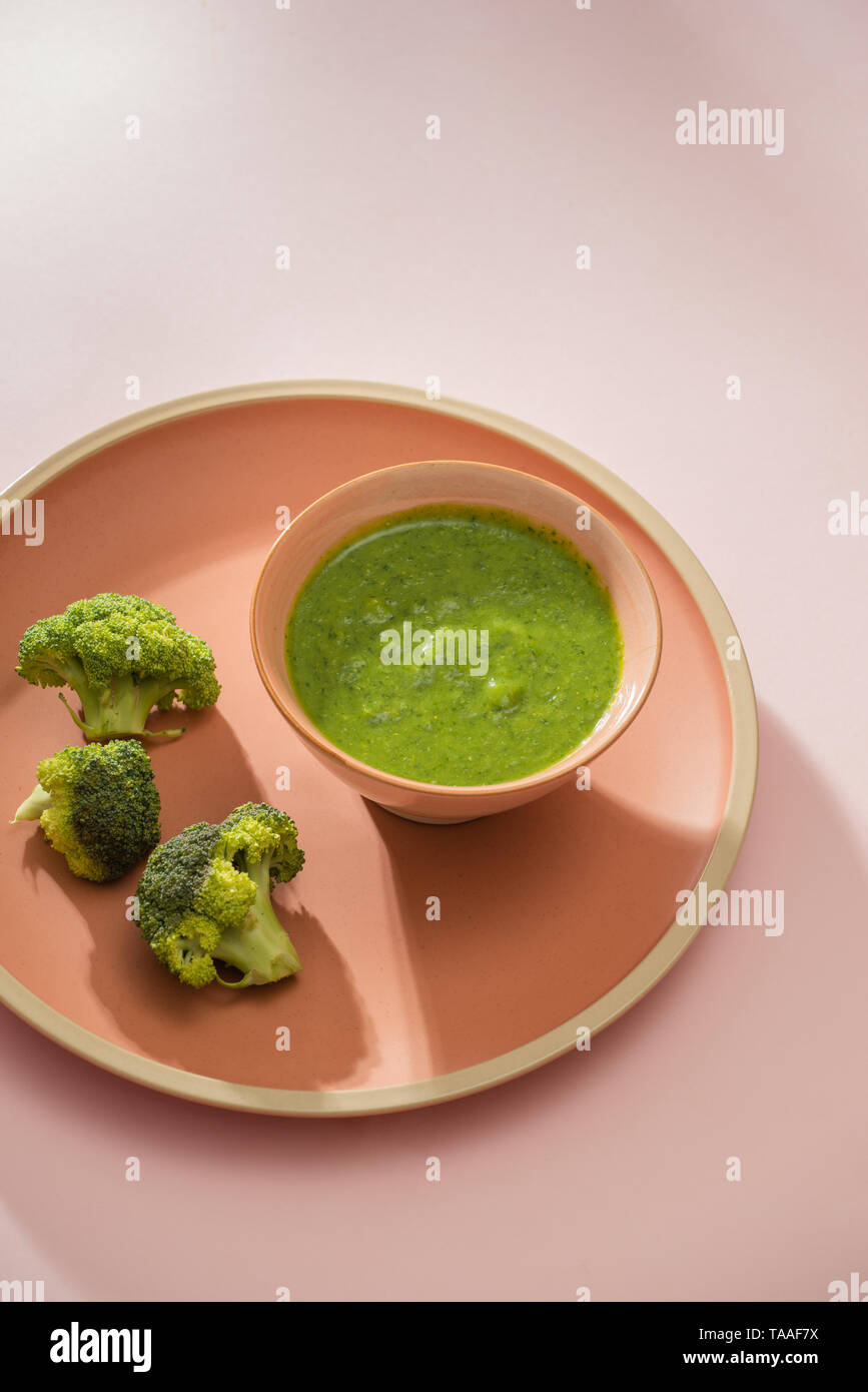Homemade vegetable baby food. Broccoli puree for baby Stock Photo - Alamy
