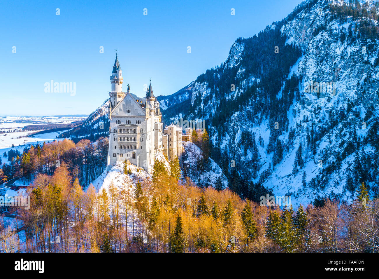 World famous neuschwanstein castle hi-res stock photography and images ...