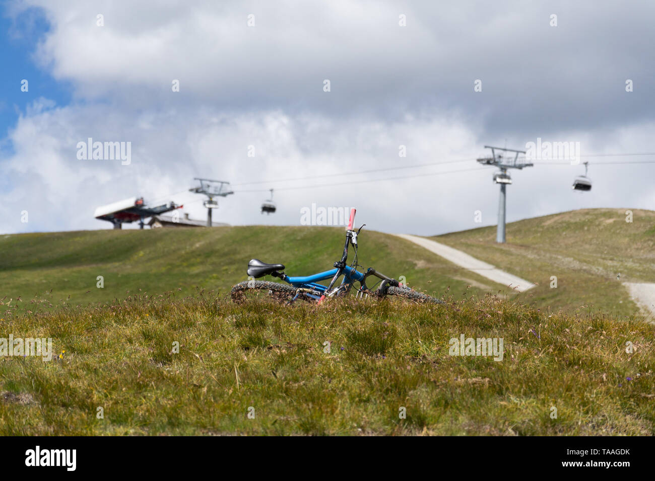 Full suspension mountain bike hi-res stock photography and images - Alamy