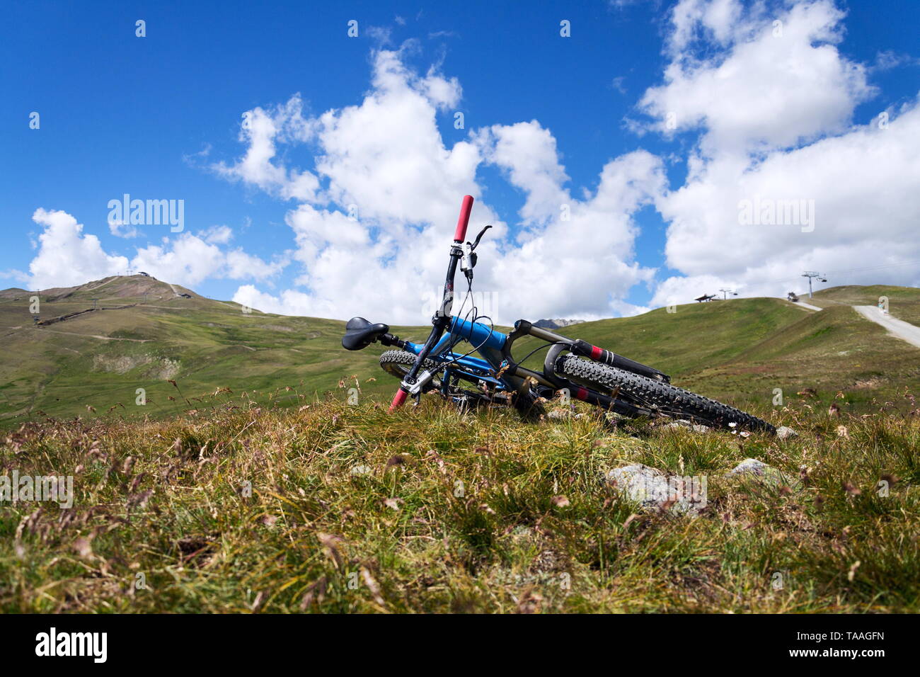 Full suspension mountain bike hi-res stock photography and images - Alamy