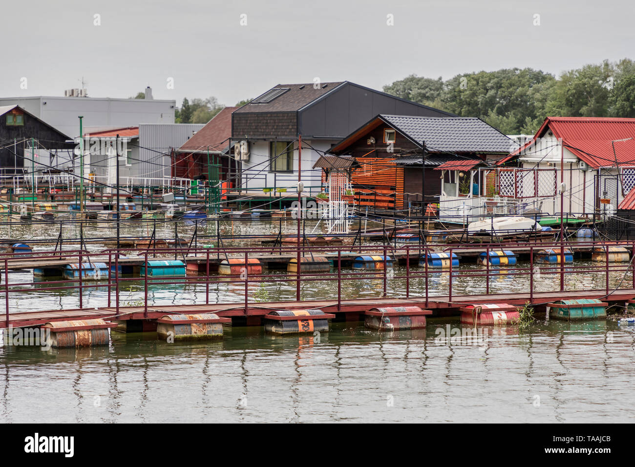 Row of houses riverside hi-res stock photography and images - Alamy