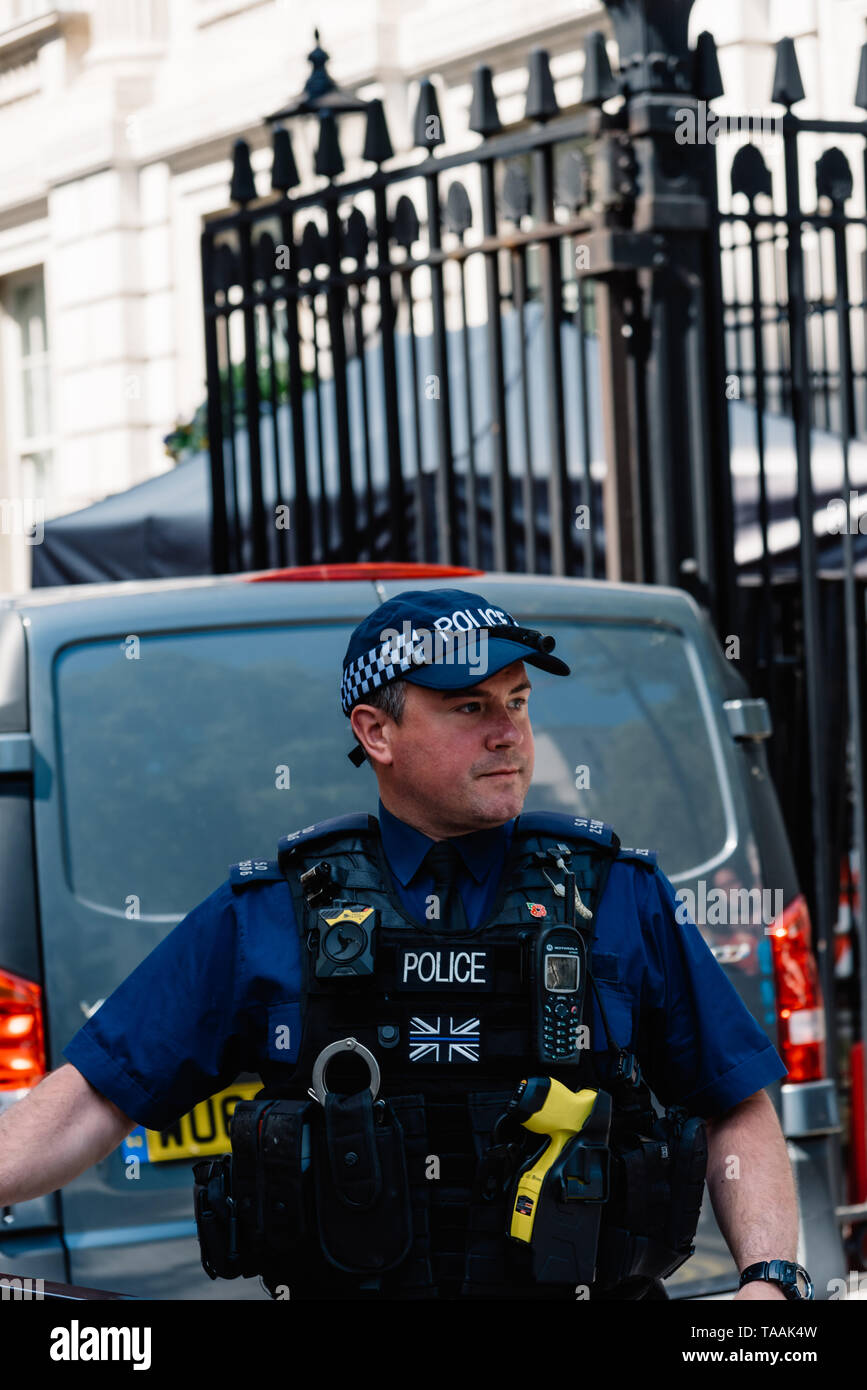 10 downing street gate hi-res stock photography and images - Alamy