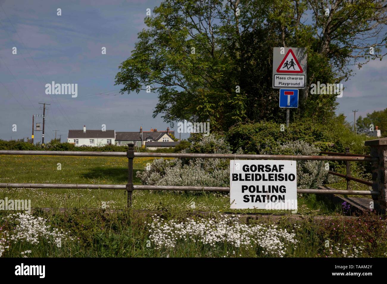 Polling station signage hi-res stock photography and images - Alamy