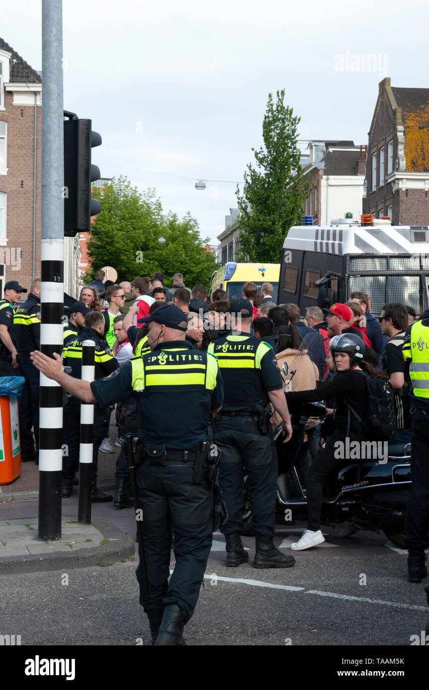 Police controlling crowd hi-res stock photography and images - Alamy