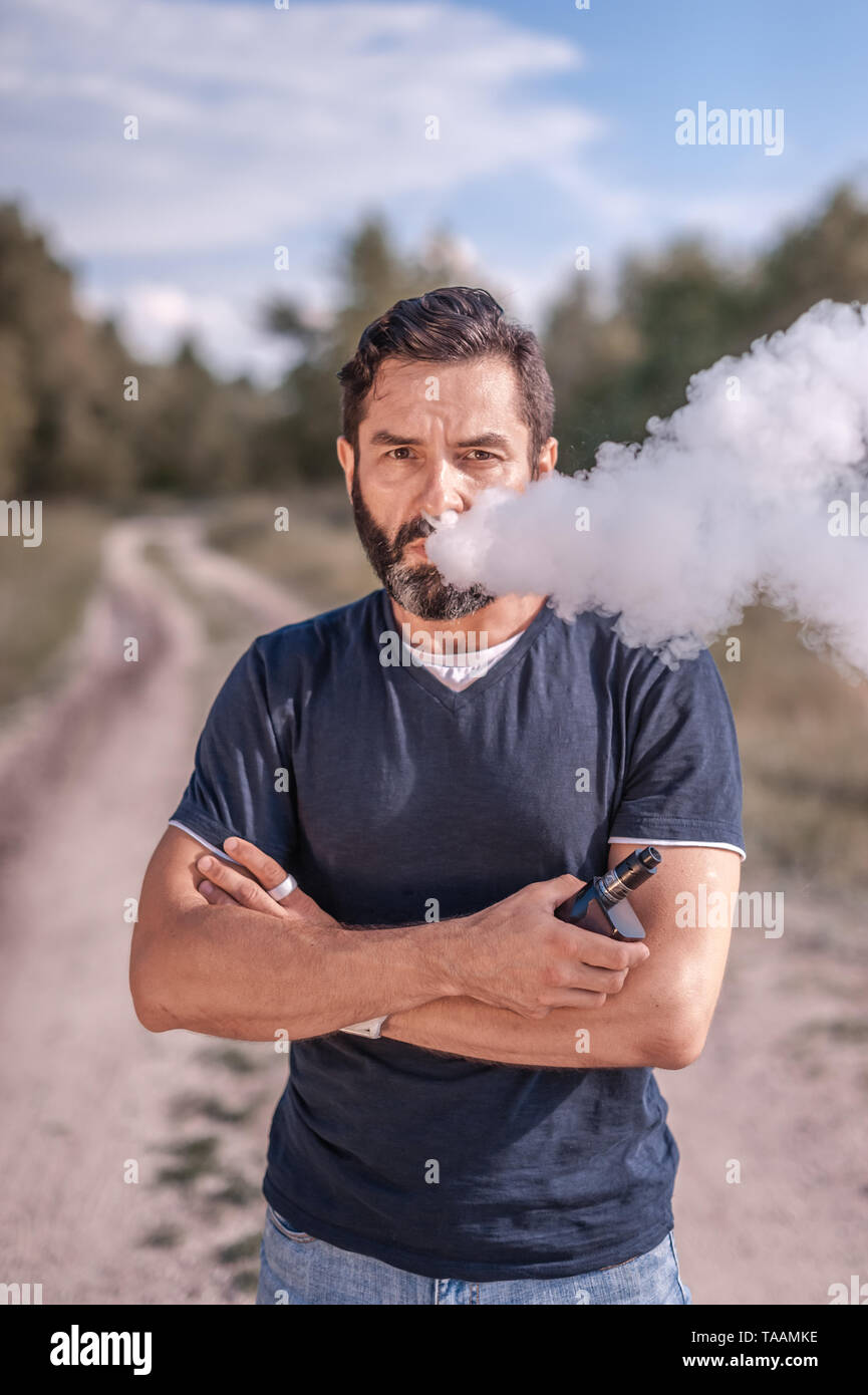 Ciarette smoker hi-res stock photography and images - Alamy