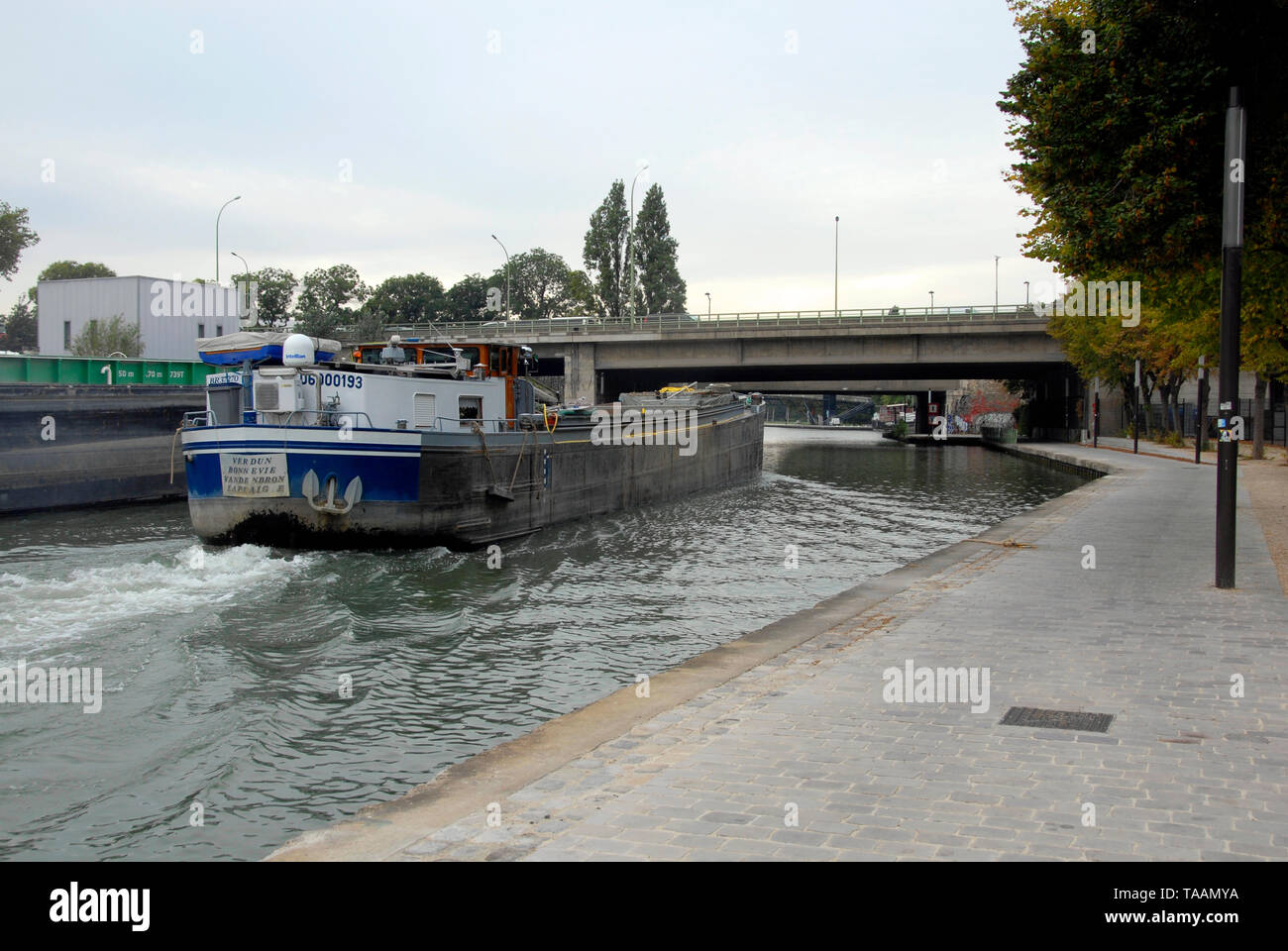 Barge on canal hi-res stock photography and images - Alamy