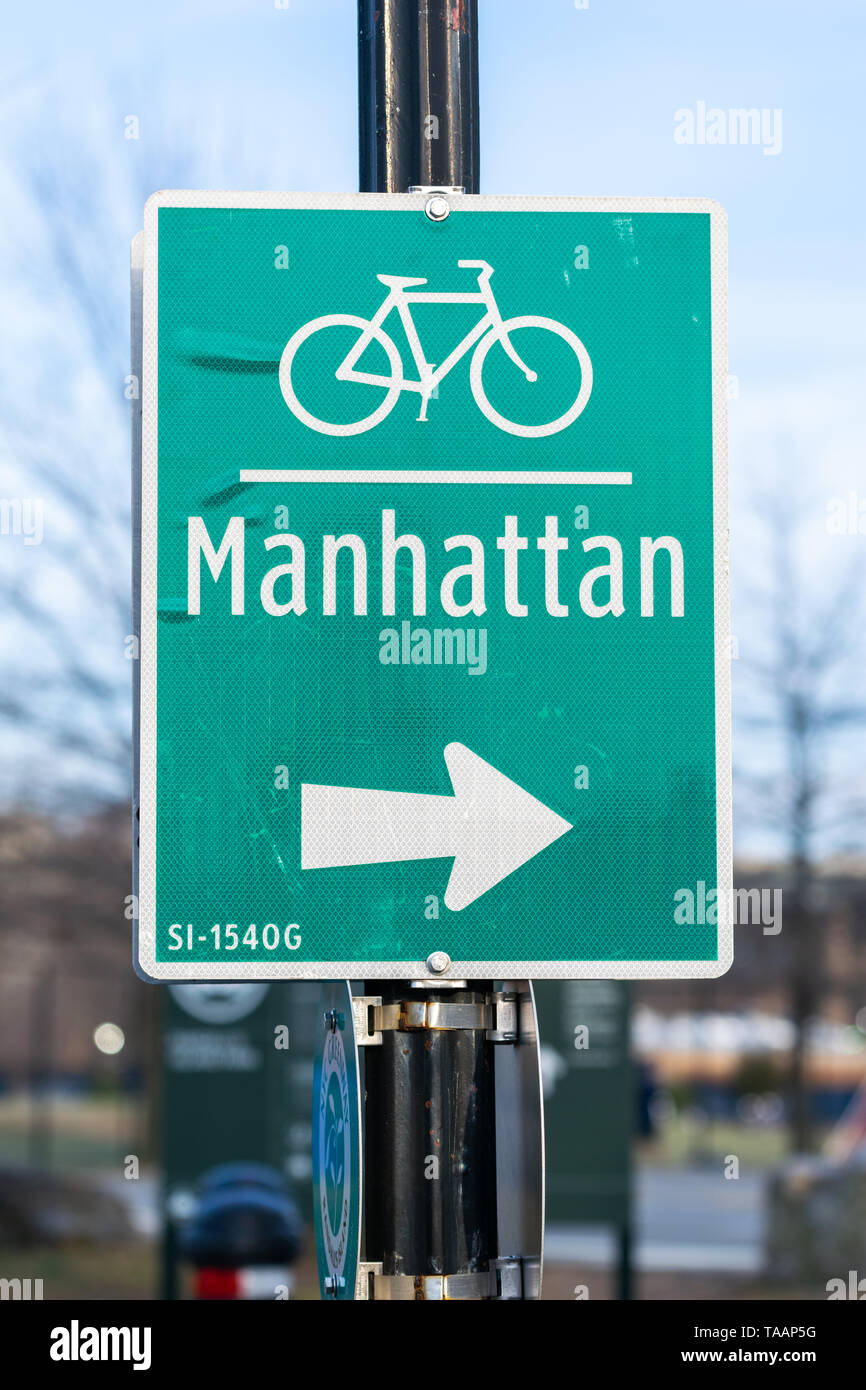 Manhattan bike lane street sign - New York City, USA Stock Photo - Alamy