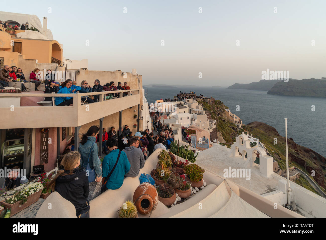 Oia sunset crowd santorini hi-res stock photography and images - Alamy