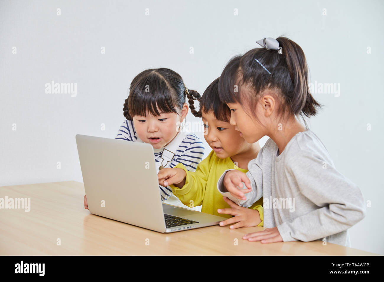 Japanese kids practicing programming Stock Photo - Alamy