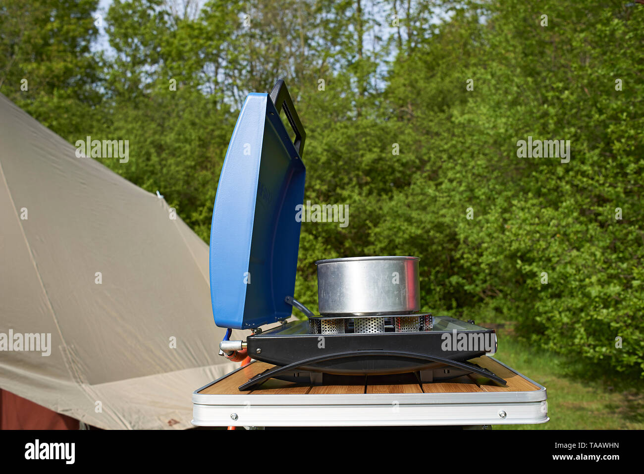 Gas cooker family hi-res stock photography and images - Alamy