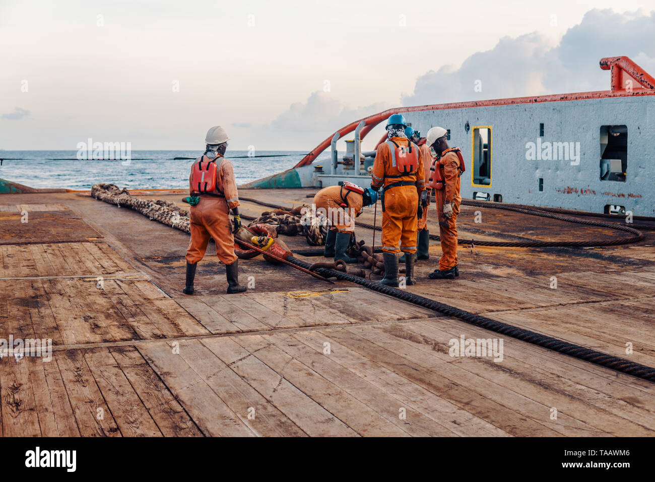 Vessel crew preparing vessel for static tow tanker lifting Stock Photo ...