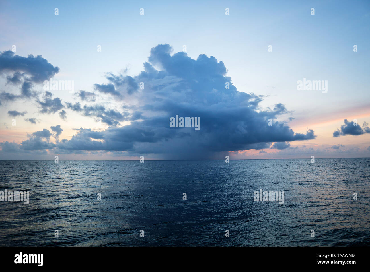 Open sea sun horizon hi-res stock photography and images - Alamy