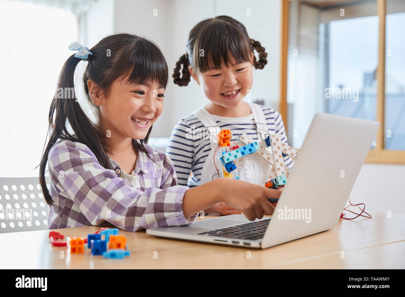 Two kids classroom computer hi-res stock photography and images - Alamy