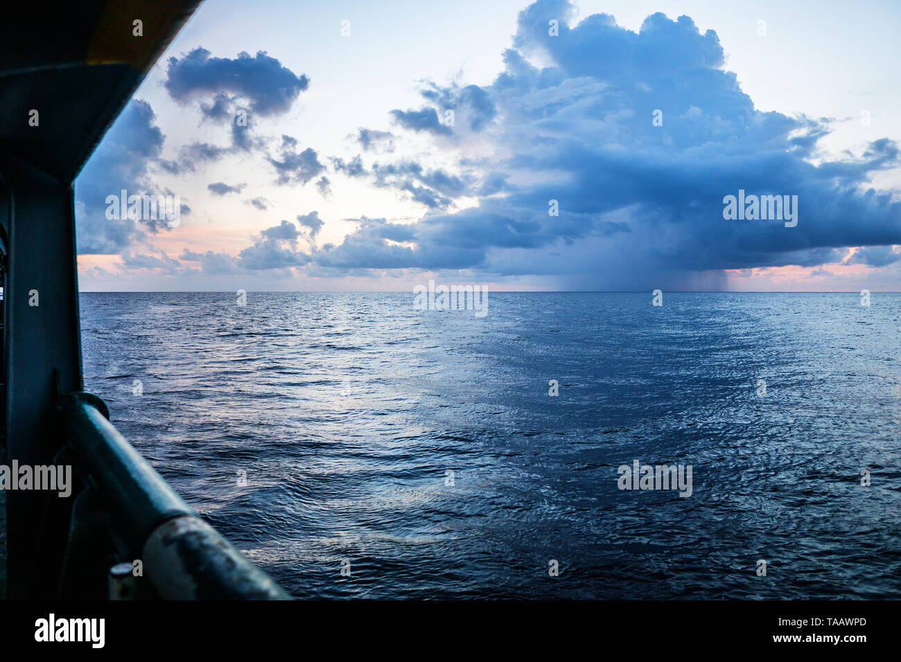 Open sea sun horizon hi-res stock photography and images - Alamy