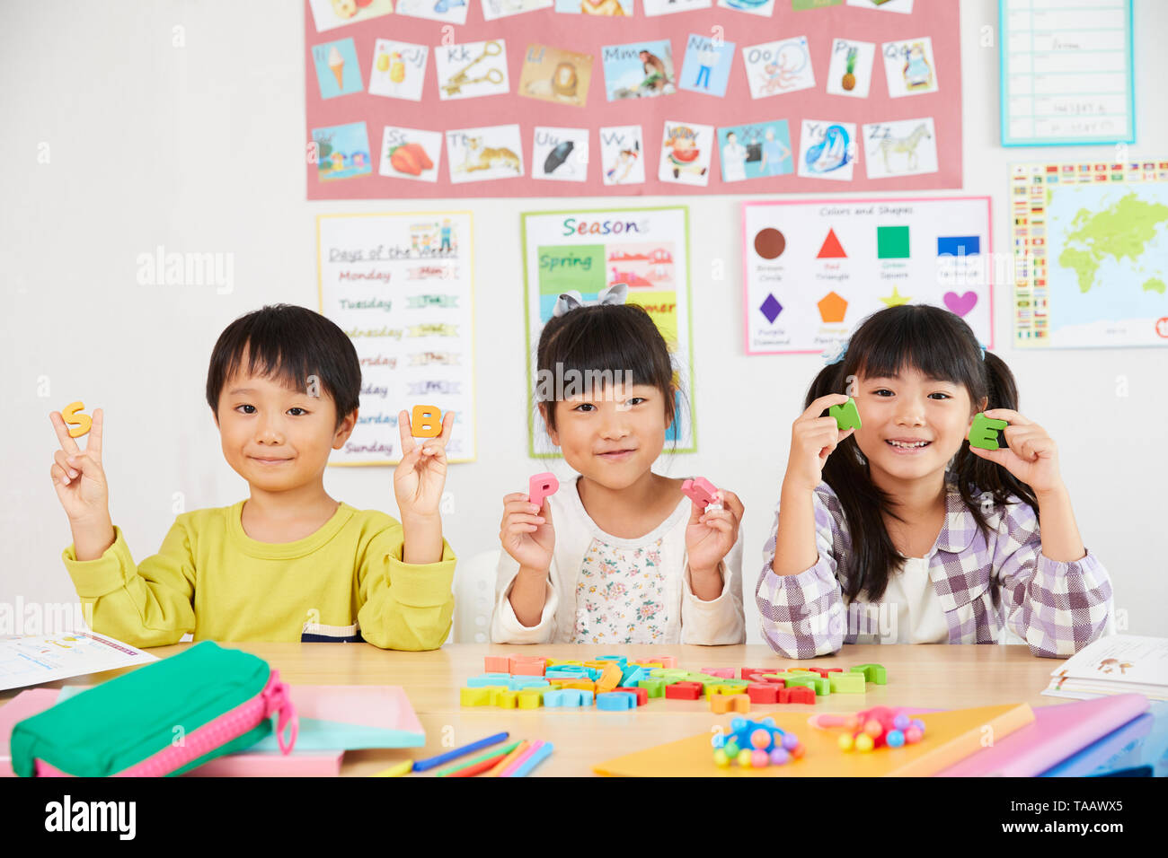 Japanese kids in the classroom Stock Photo - Alamy