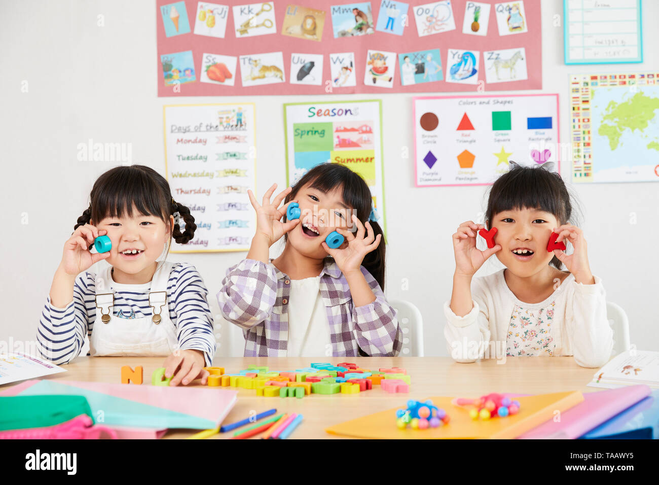 Japanese kids in the classroom Stock Photo - Alamy