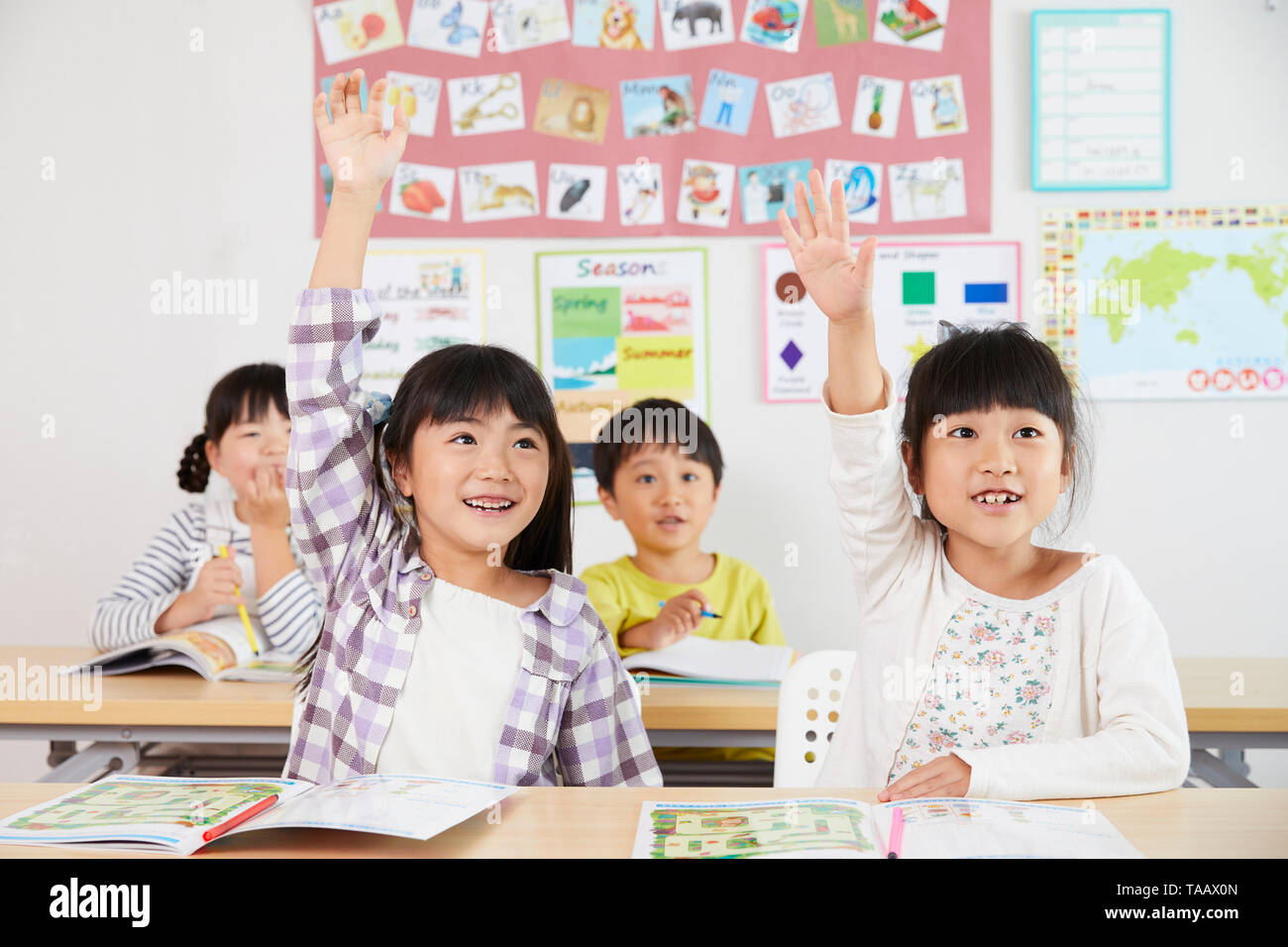 Japanese kids in the classroom Stock Photo - Alamy