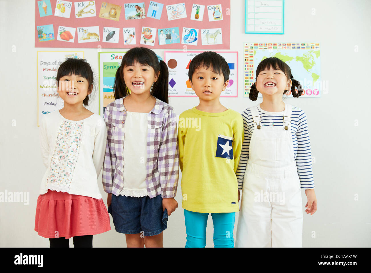 Japanese kids in the classroom Stock Photo - Alamy