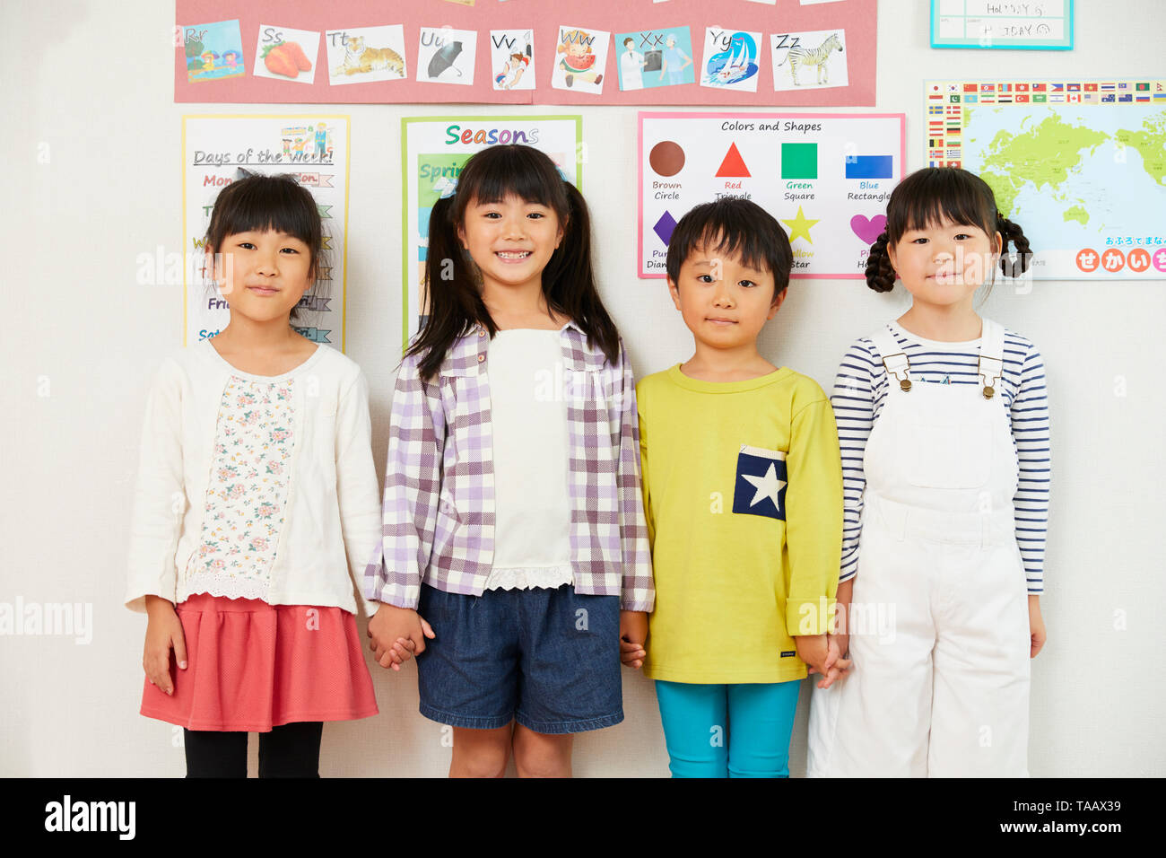 Japanese kids in the classroom Stock Photo - Alamy