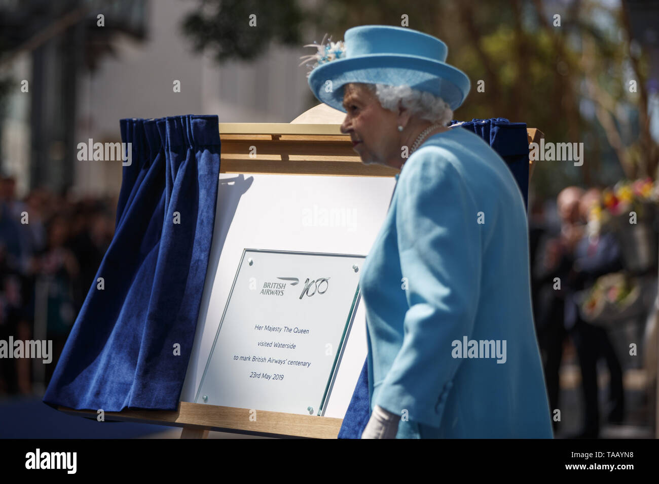 Queen Elizabeth II unveils a plaque to commemorate her visit to the ...